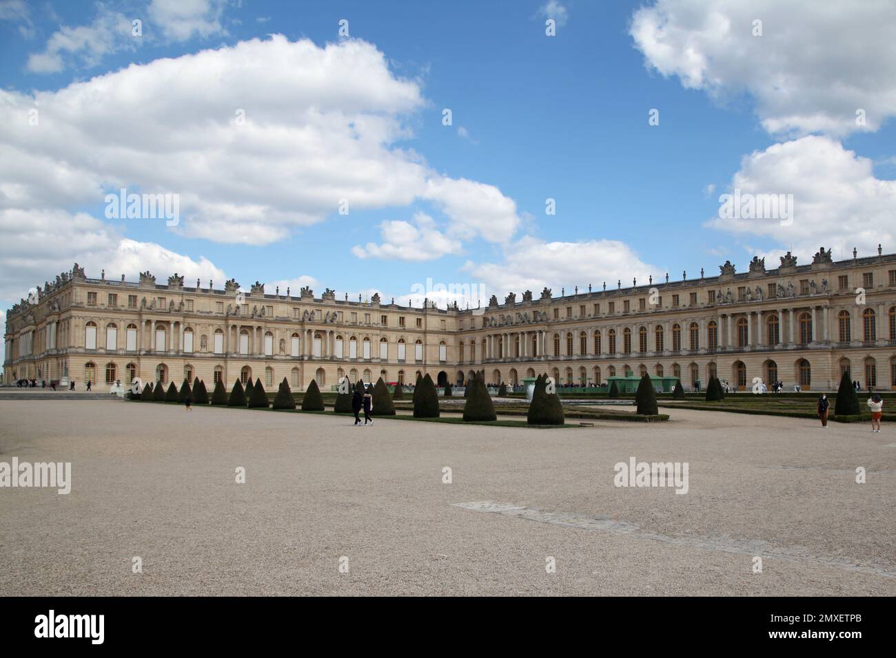 Chateau de versailles palace roof hi-res stock photography and images ...