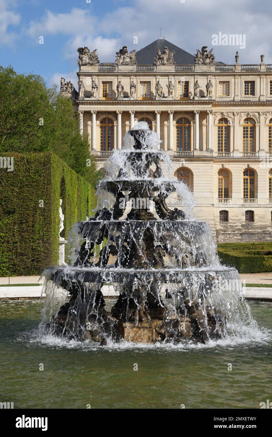 Chateau pool france hi-res stock photography and images - Alamy