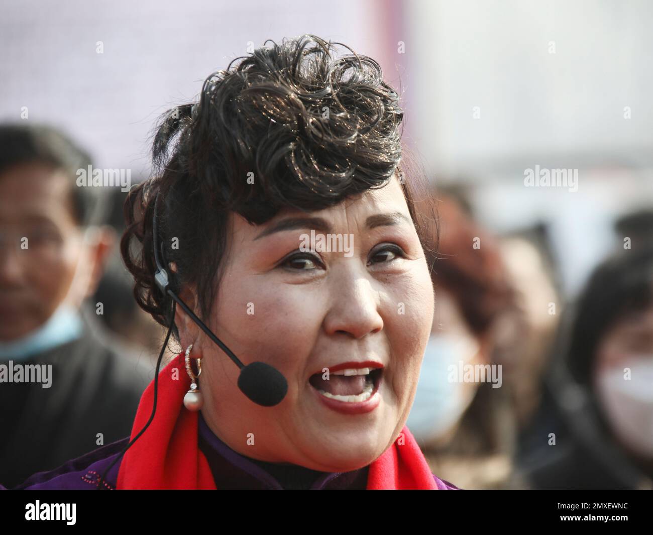 (230203) -- BAOFENG, Feb. 3, 2023 (Xinhua) -- A folk artist performs at ...