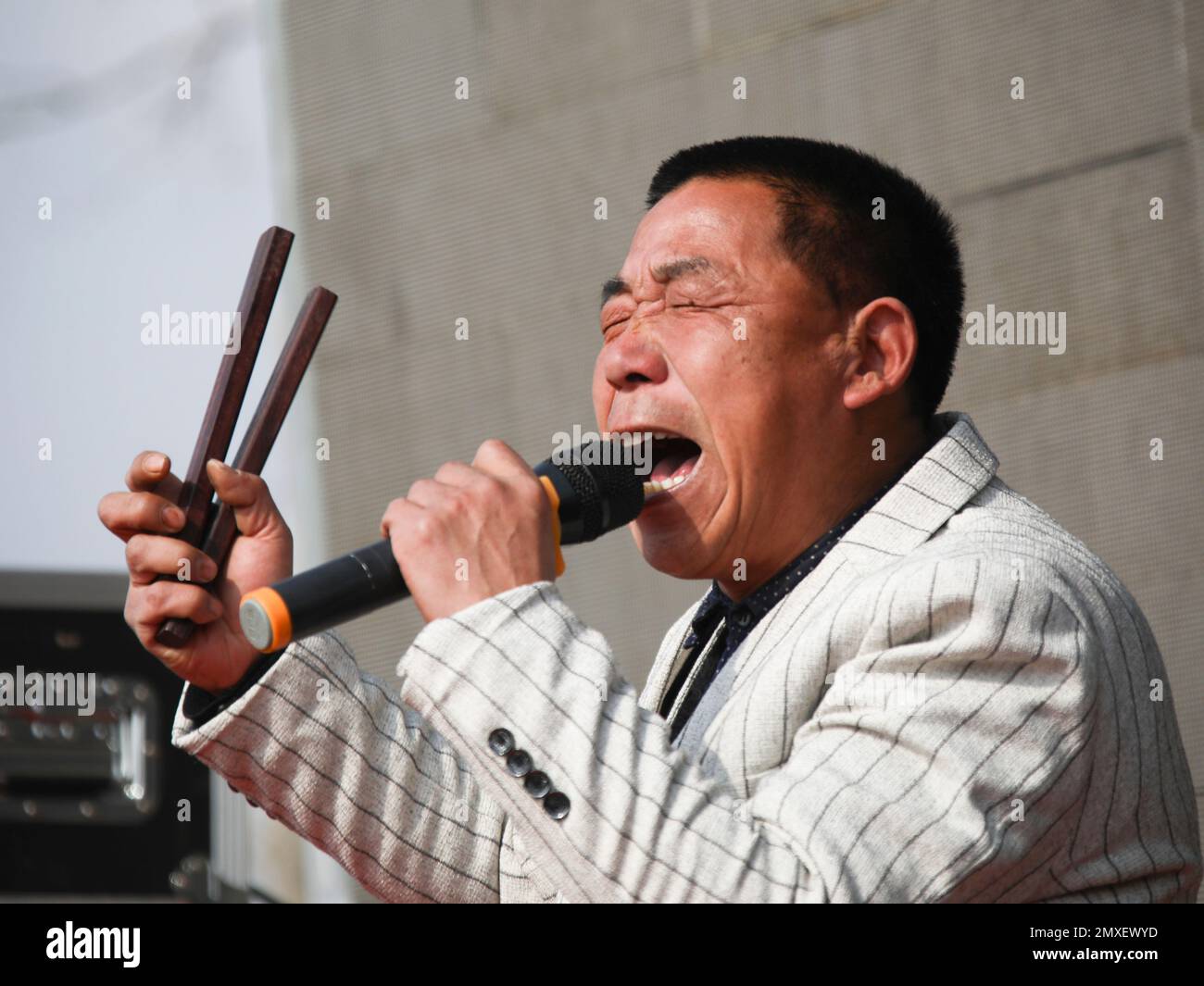(230203) -- BAOFENG, Feb. 3, 2023 (Xinhua) -- A folk artist performs at ...
