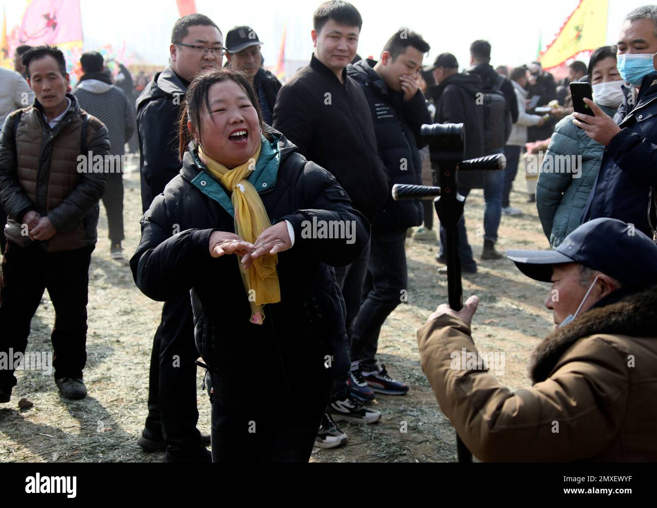 (230203) -- BAOFENG, Feb. 3, 2023 (Xinhua) -- A folk artist performs at ...
