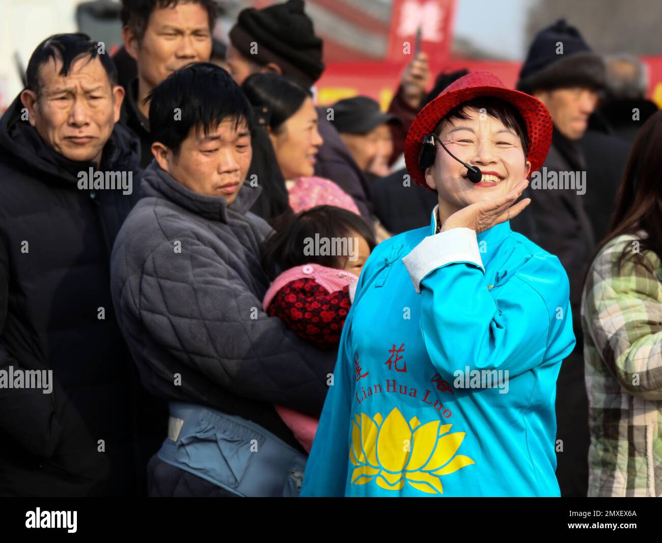 (230203) -- BAOFENG, Feb. 3, 2023 (Xinhua) -- A folk artist performs at ...