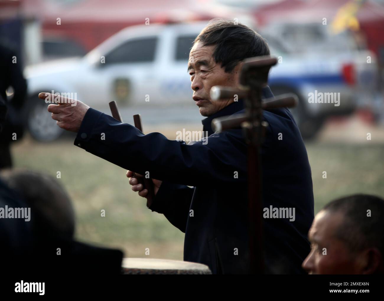 (230203) -- BAOFENG, Feb. 3, 2023 (Xinhua) -- A folk artist performs at ...