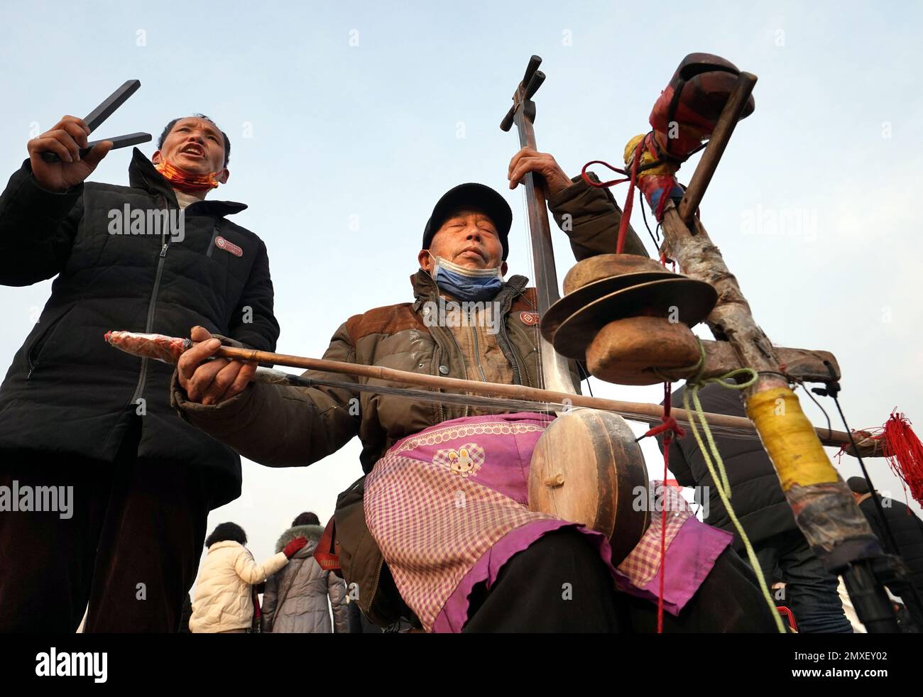 (230203) -- BAOFENG, Feb. 3, 2023 (Xinhua) -- Folk artists perform at ...