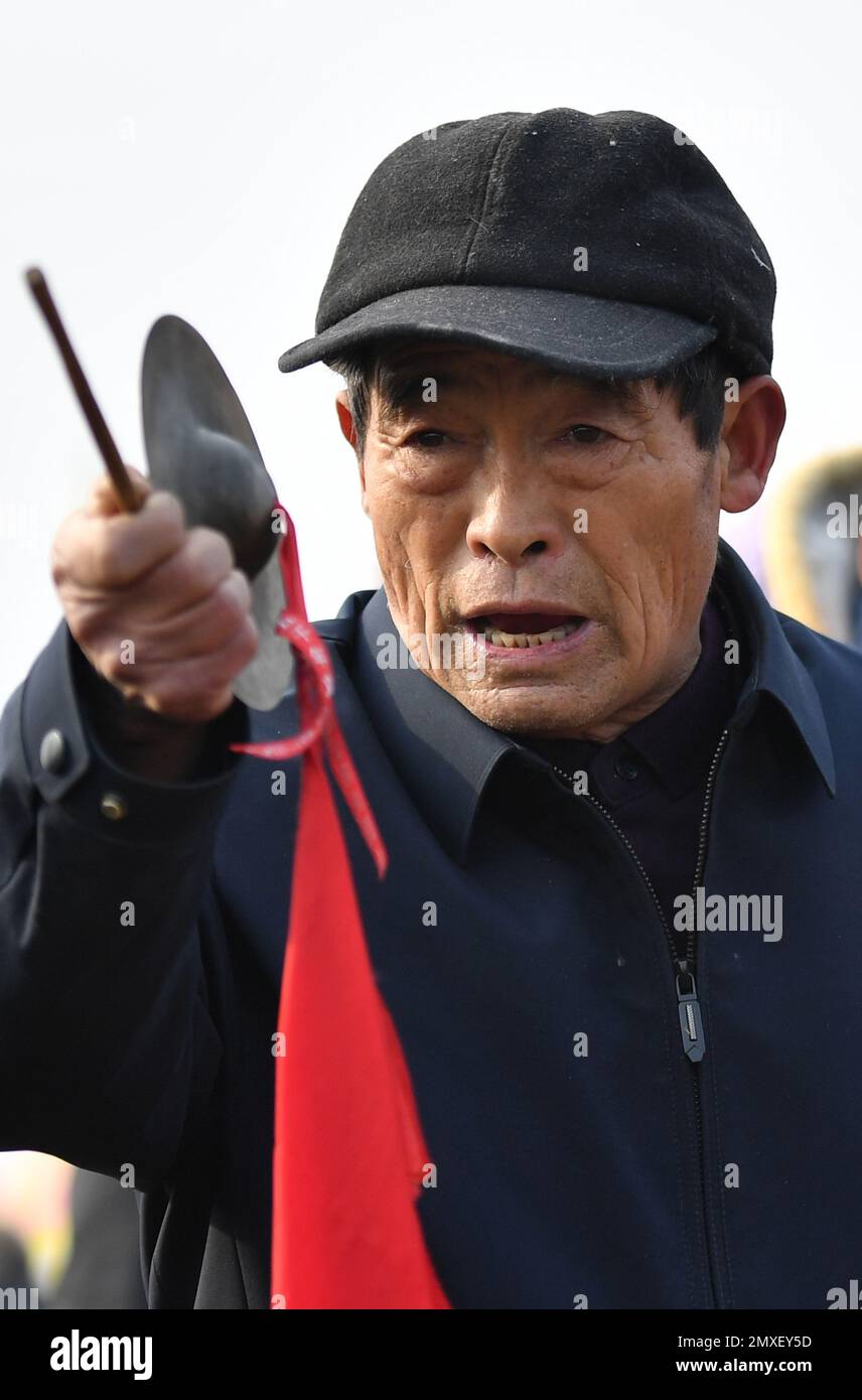 (230203) -- BAOFENG, Feb. 3, 2023 (Xinhua) -- A folk artist performs at ...