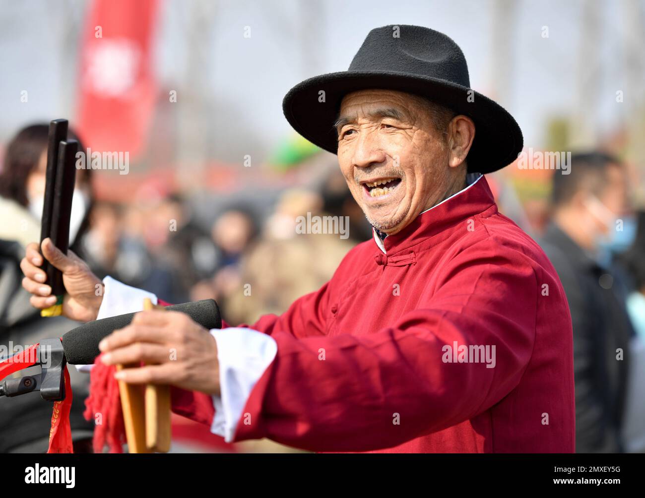 (230203) -- BAOFENG, Feb. 3, 2023 (Xinhua) -- A folk artist performs at ...