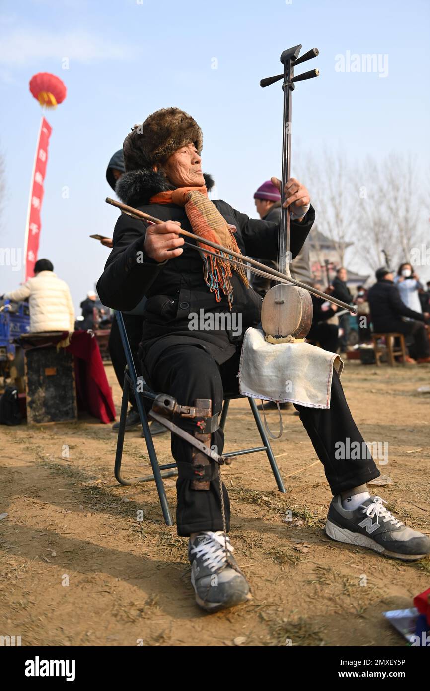 (230203) -- BAOFENG, Feb. 3, 2023 (Xinhua) -- A folk artist performs at ...