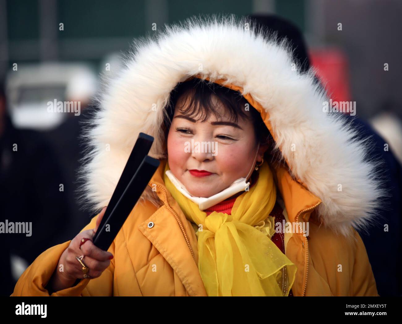 (230203) -- BAOFENG, Feb. 3, 2023 (Xinhua) -- A folk artist performs at ...