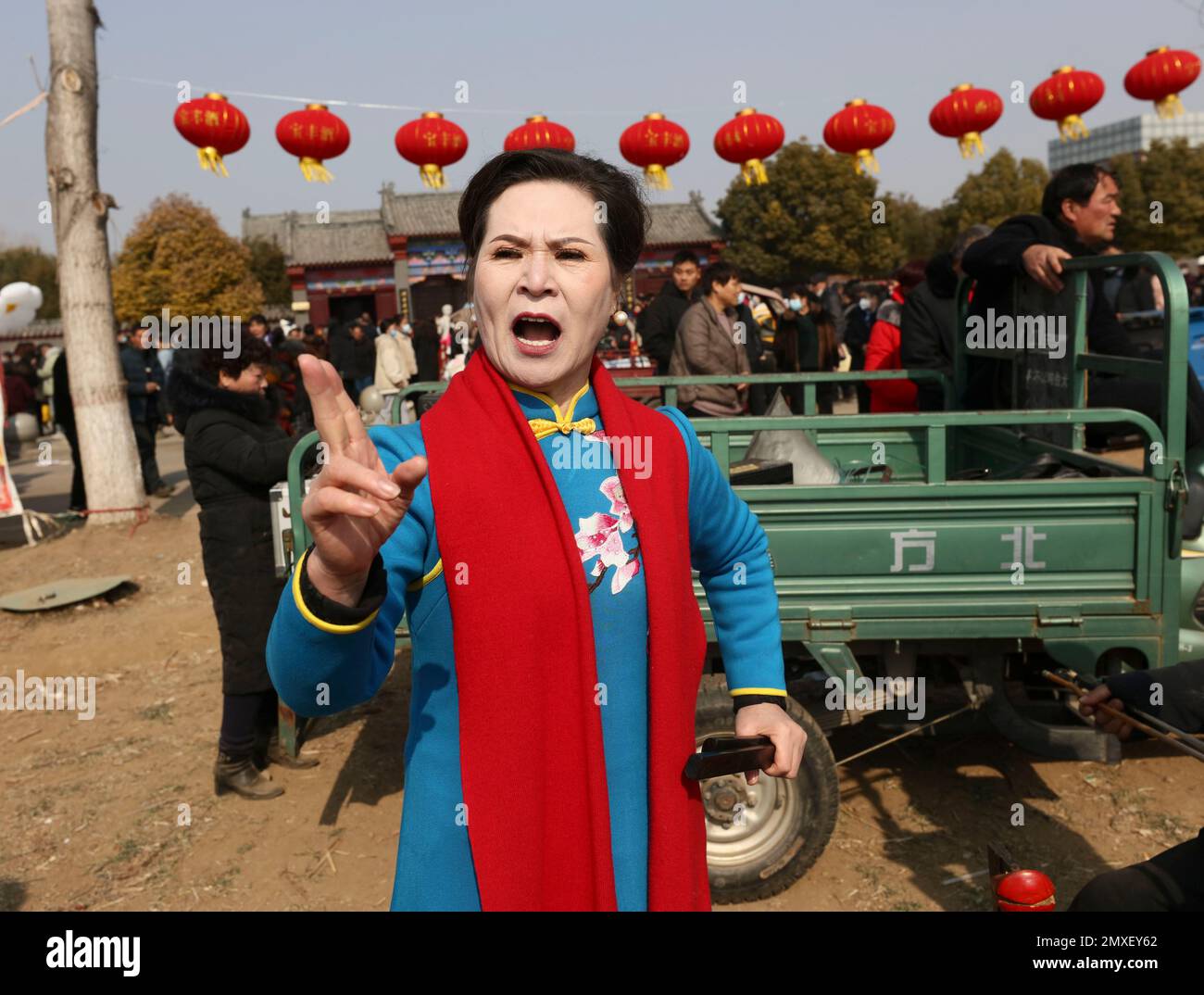 (230203) -- BAOFENG, Feb. 3, 2023 (Xinhua) -- A folk artist performs at ...