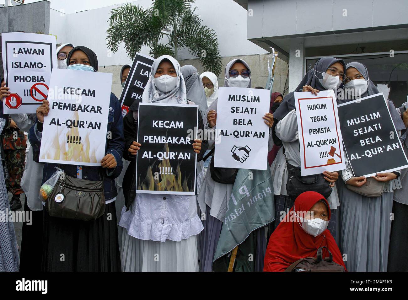 Indonesian muslims hold placards and shout slogans during gather hi-res ...