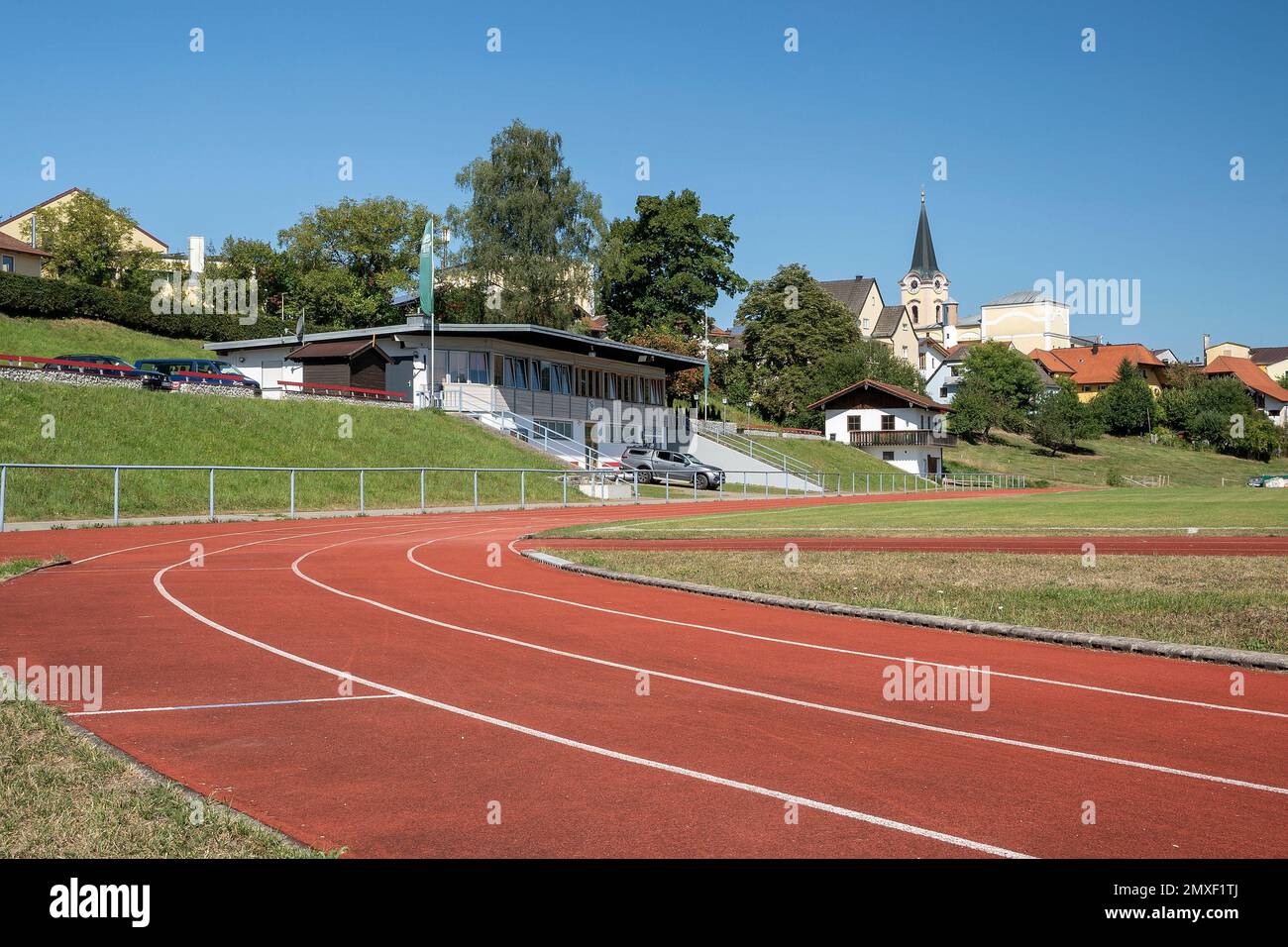 der Sportplatz von Teisendorf mit der Kirche St. Andreas im Hintergrund ...