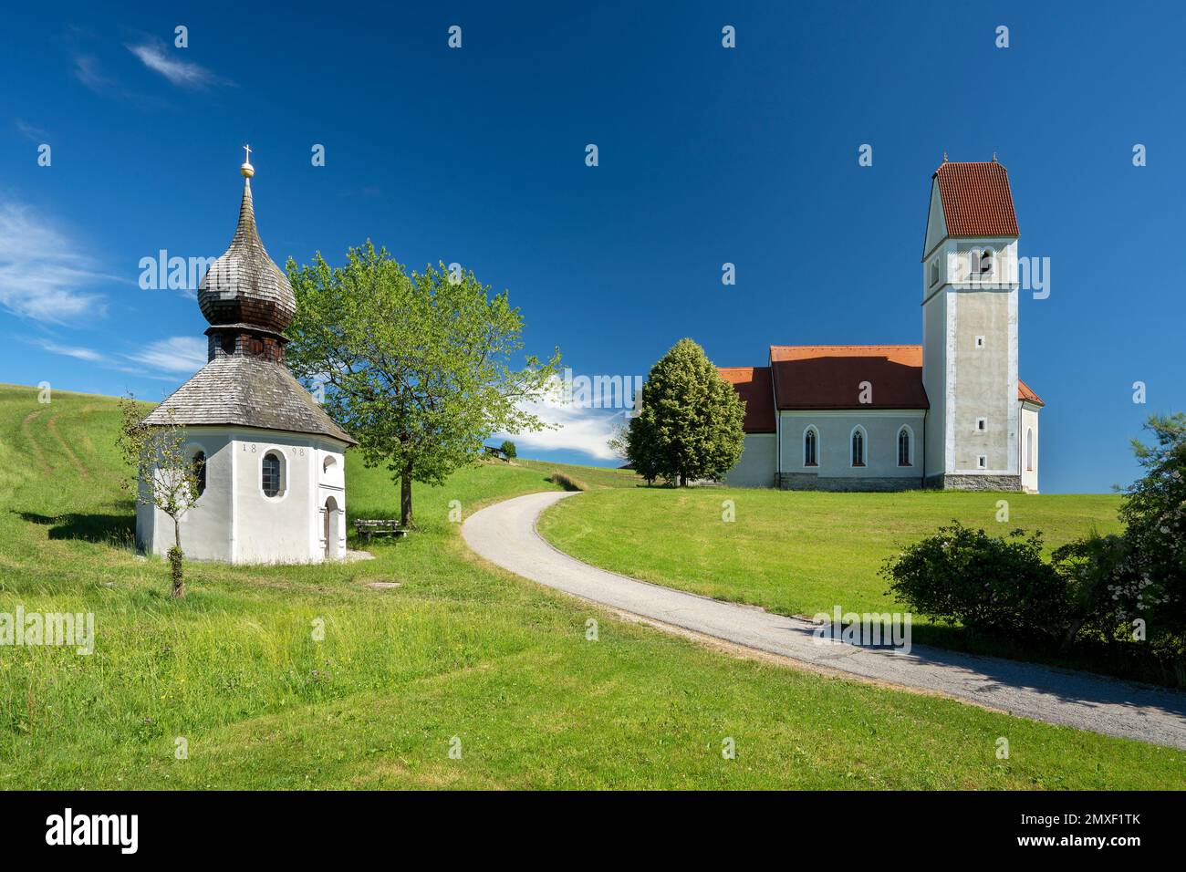 Brunnenkapelle mit der Kirche Greimelberg (St. Florian) in der Gemeinde ...
