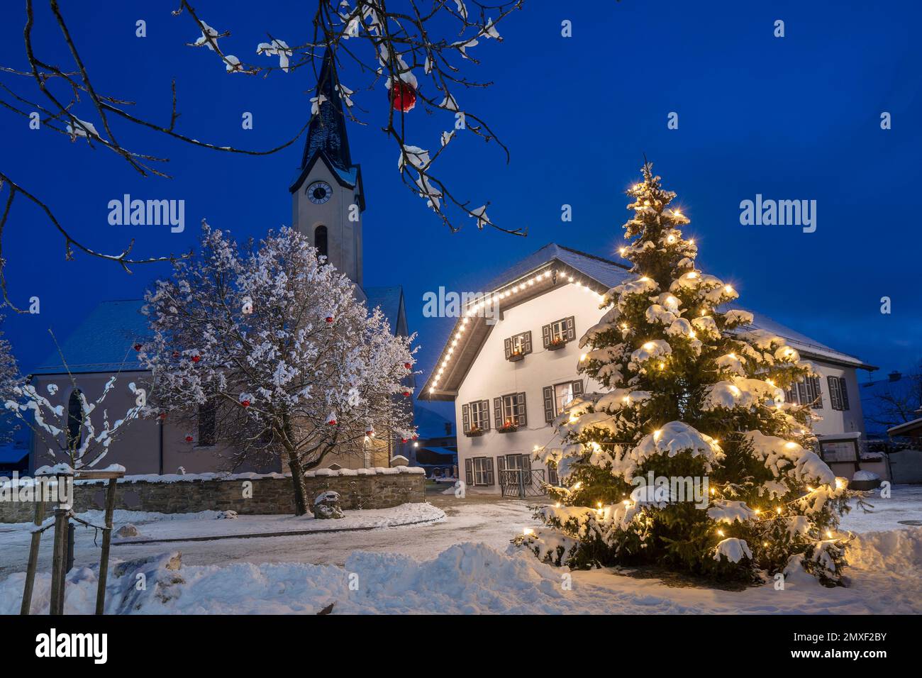 weihnachtlichter Petersplatz in Piding mit strahlendem Christbaum Stock ...