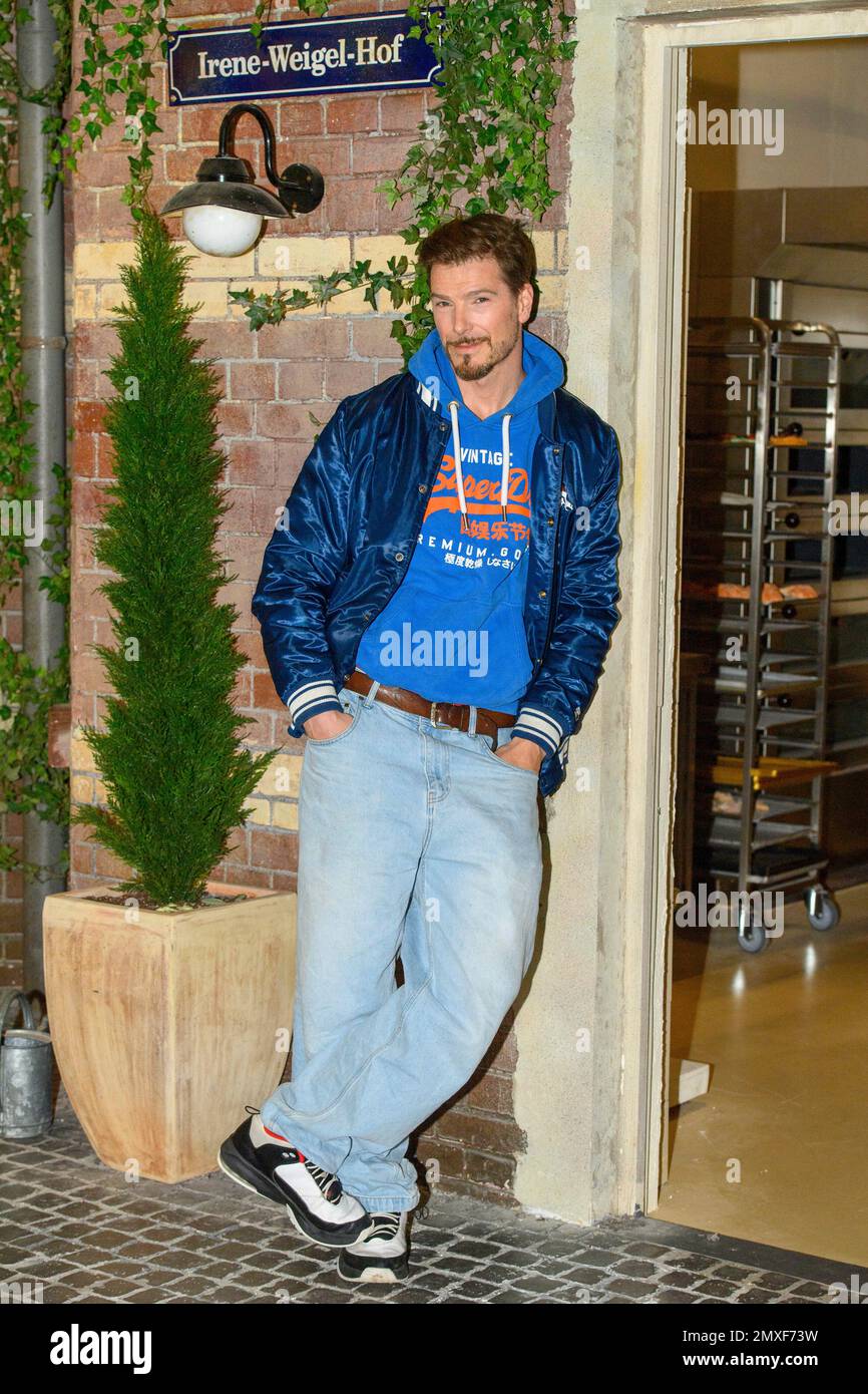 Cologne, Deutschland. 03rd Feb, 2023. Actor Jan AMMANN plays the role ...