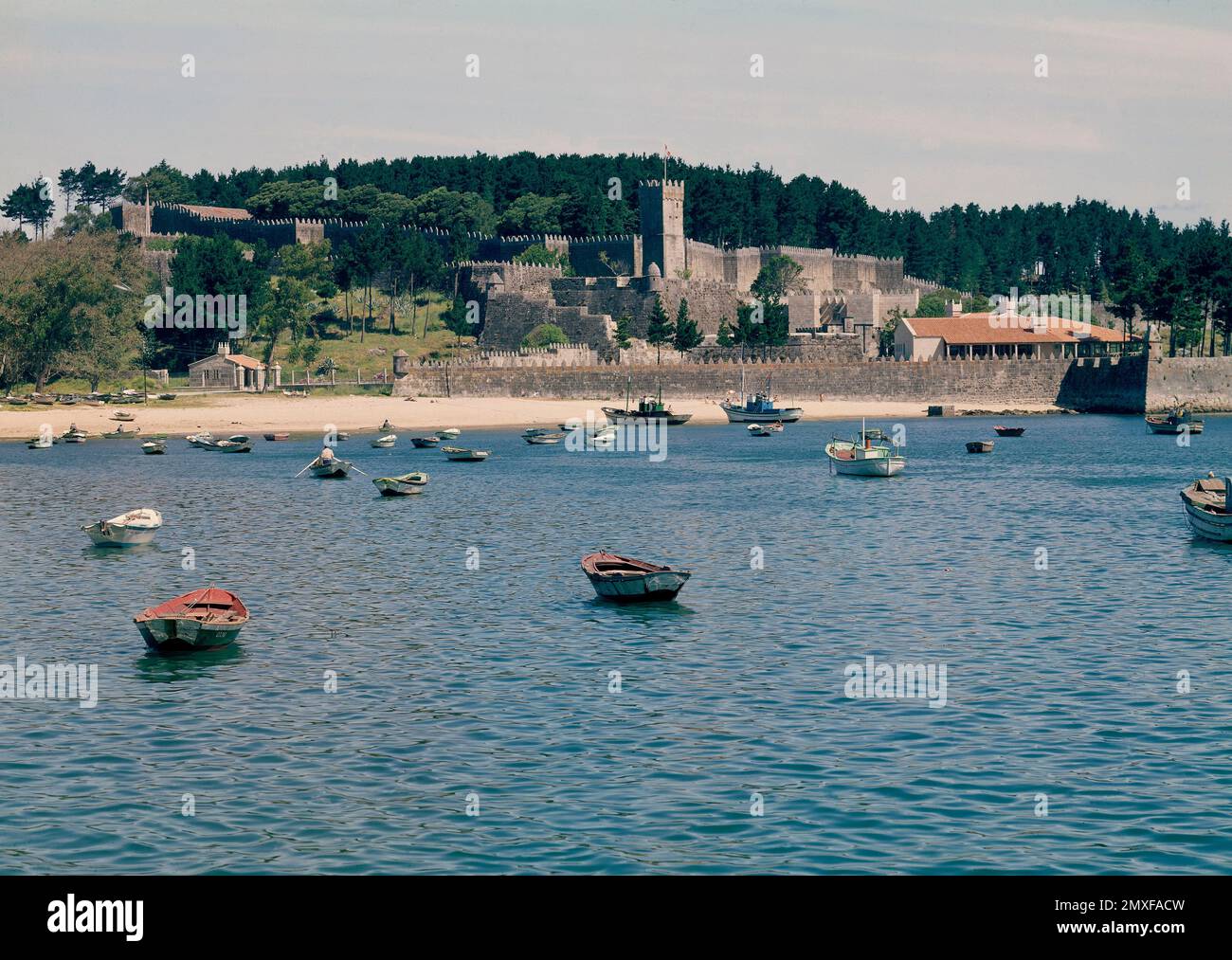 BARCAS PESQUERA Y PLAYA DE BARBEIRA CON EL CASTILLO-PARADOR AL FONDO ...