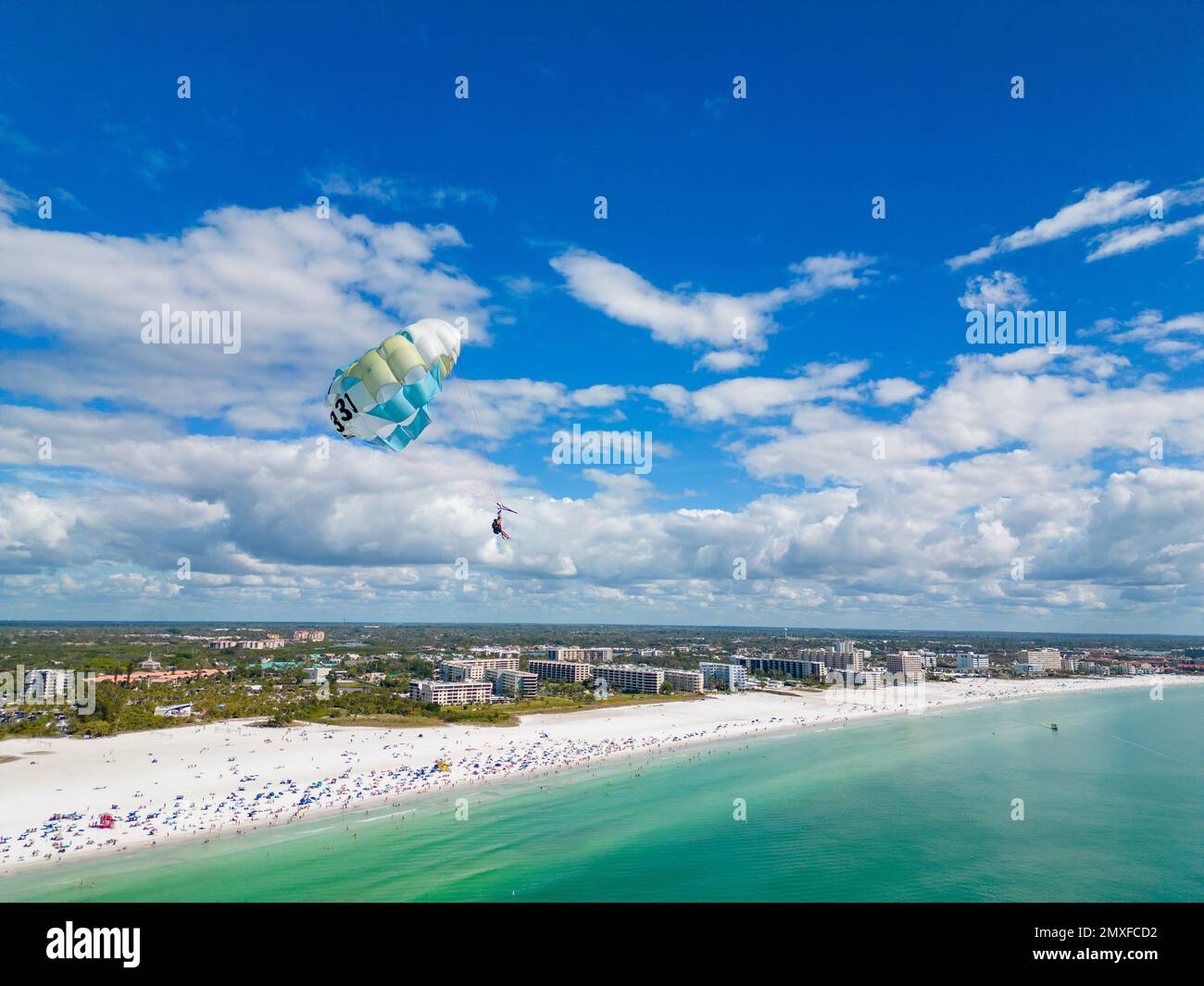 Aerial parasailing activity hi-res stock photography and images - Alamy