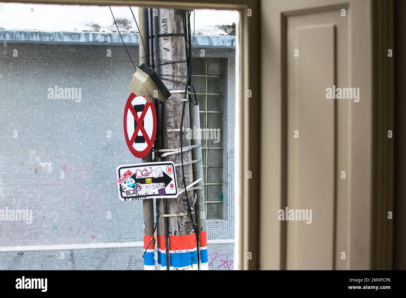 Street light with signs hi-res stock photography and images - Alamy