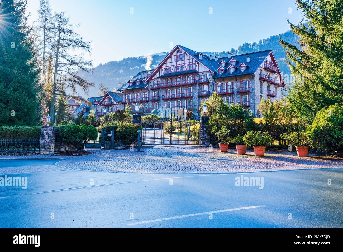 KITZBUHEL, AUSTRIA - JANUARY 14, 2023: Street view in Kitzbühel, a ...