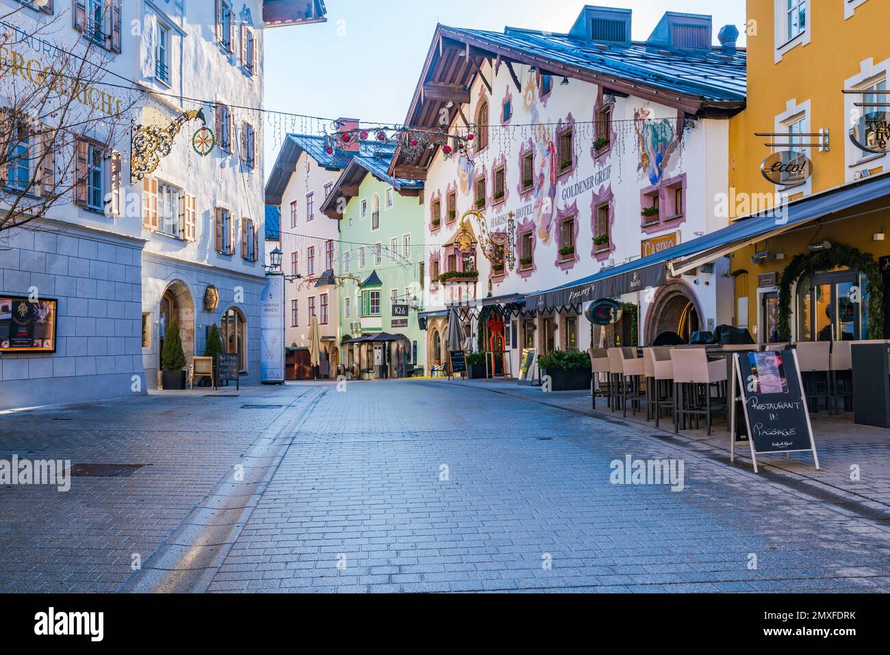 KITZBUHEL, AUSTRIA - JANUARY 14, 2023: Street view in Kitzbühel, a ...