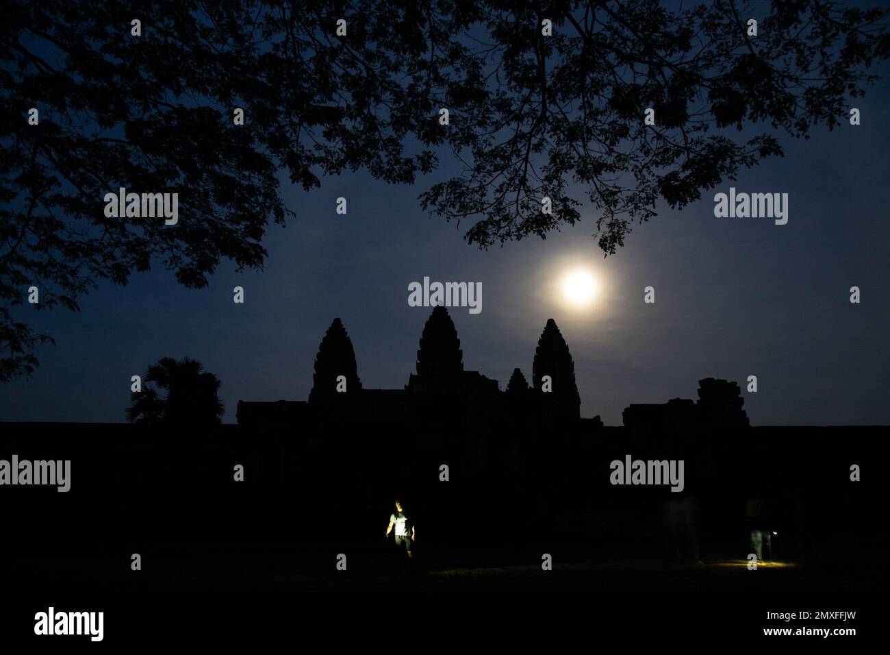 Moon Behind Angkor Wat ( អង្គរវត្) Cambodia Stock Photo - Alamy