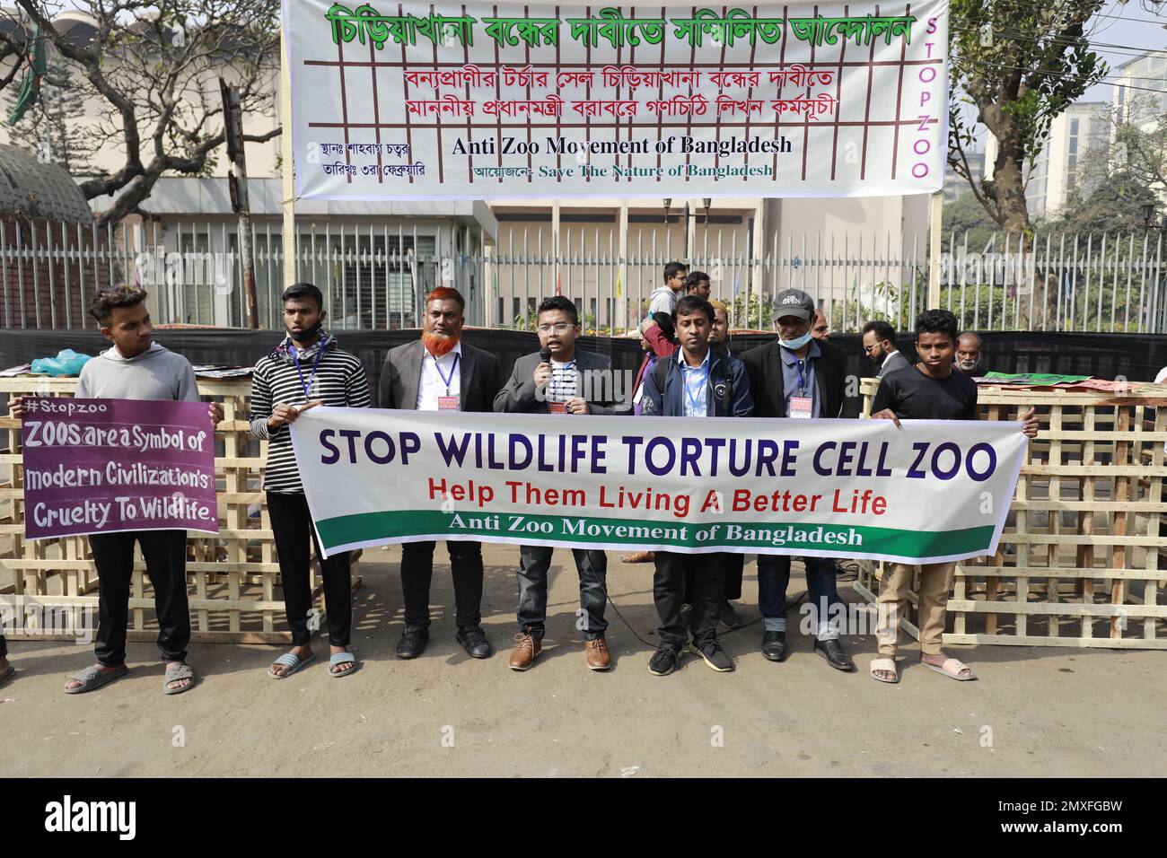 Anti zoo campaigners hi-res stock photography and images - Alamy