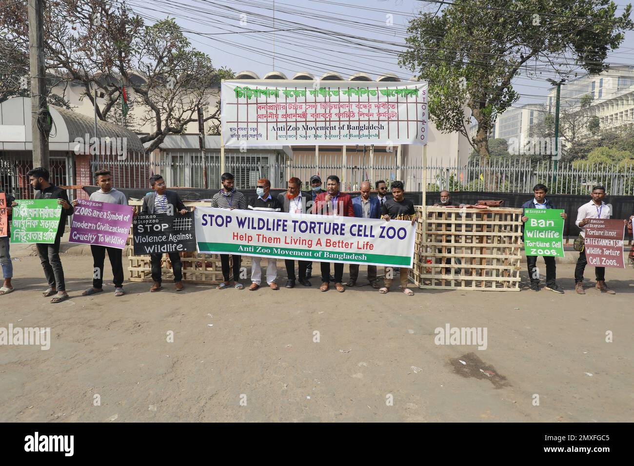 Anti zoo campaigners hi-res stock photography and images - Alamy