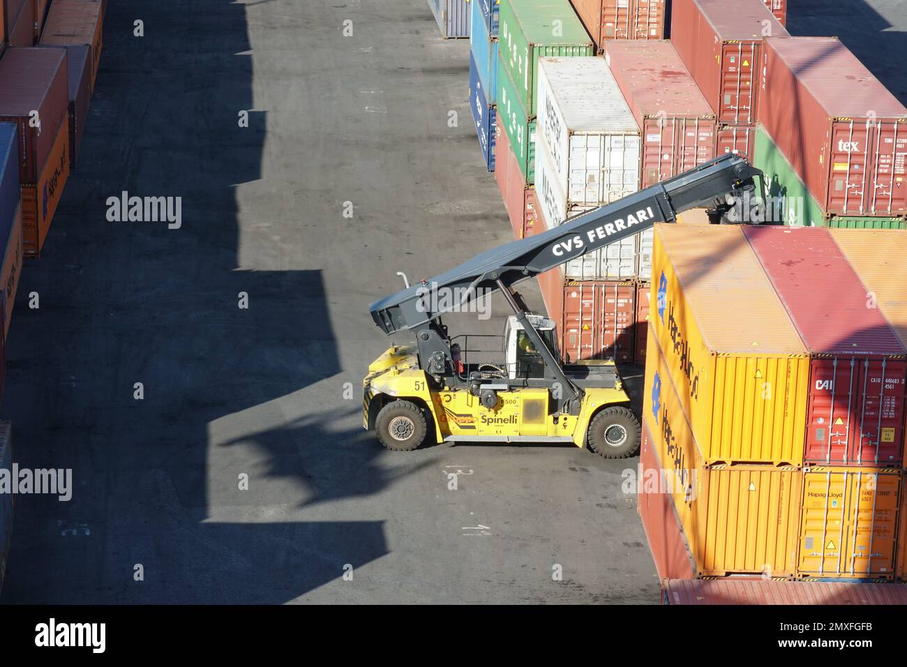 Reach stacker hi-res stock photography and images - Alamy