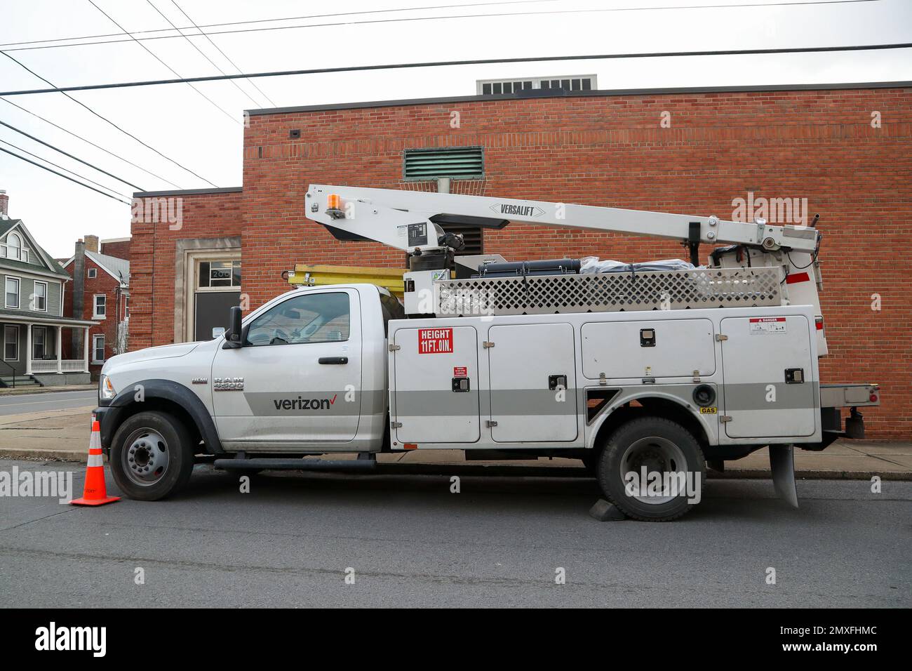 Verizon service truck hi-res stock photography and images - Alamy