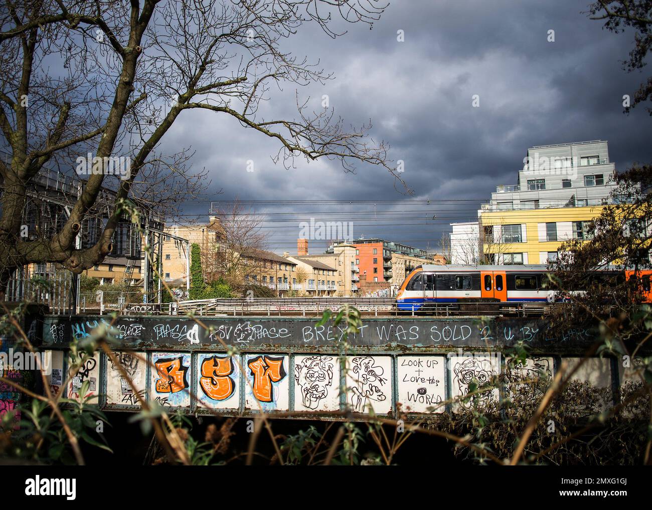 Regents canal the bridge to primrose hill hi-res stock photography and ...