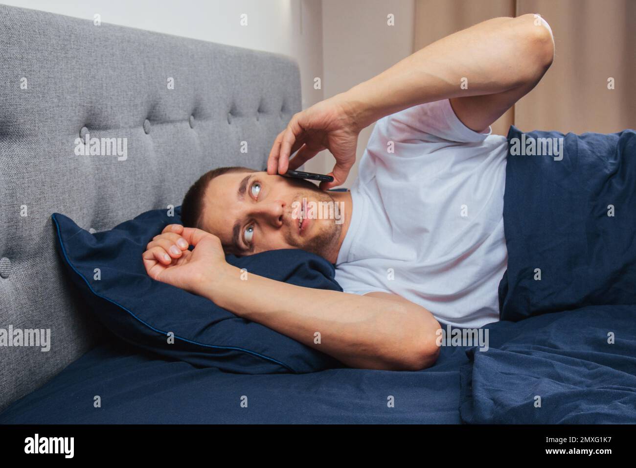 Man scrolling cellphone wearing mask hi-res stock photography and ...