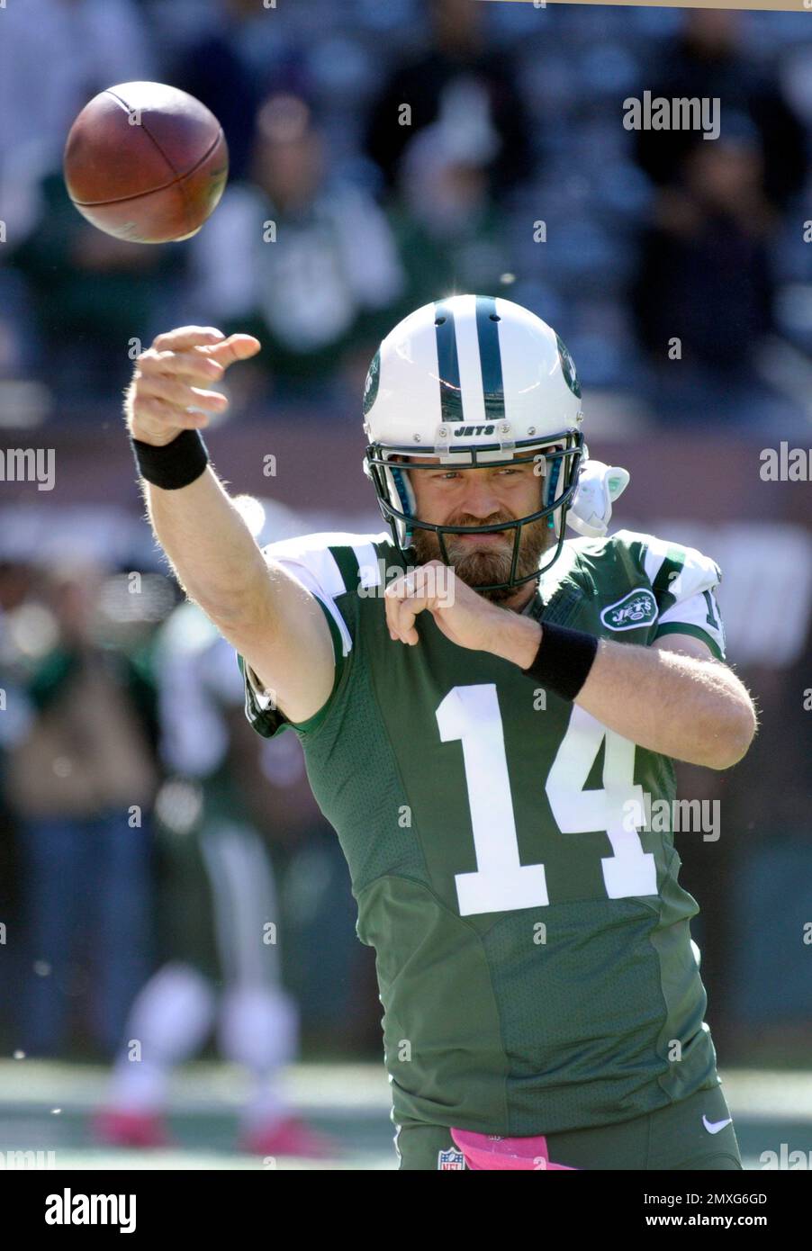 New York Jets quarterback Ryan Fitzpatrick warms up before an NFL ...