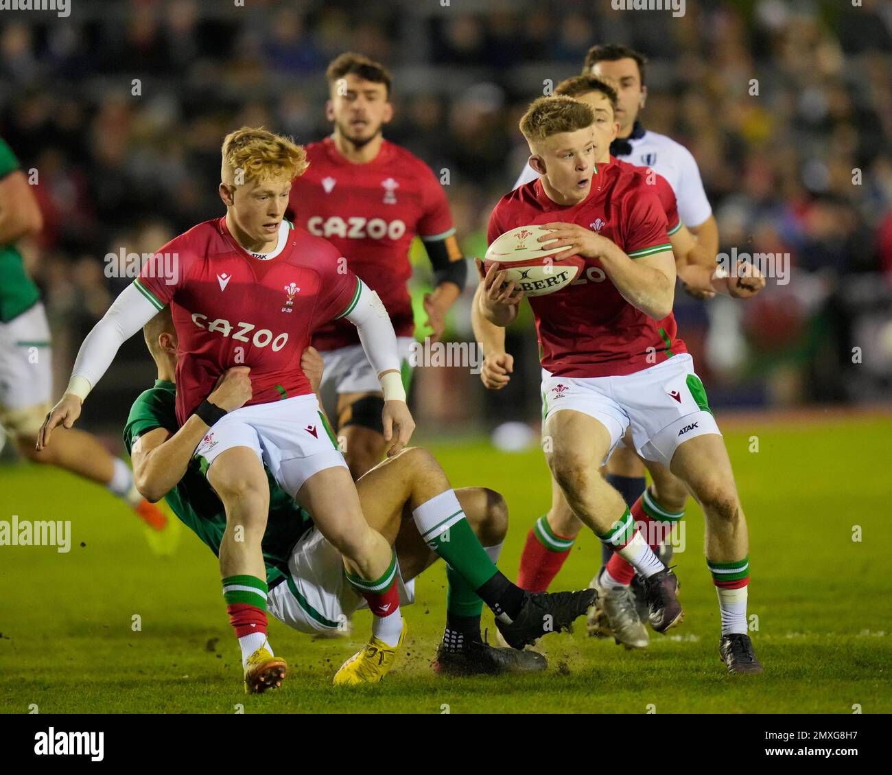 Harri Houston #11 of Wales offloads to Archie Hughes during the 2023 ...