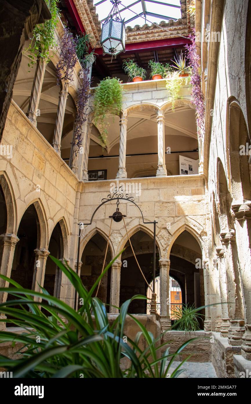 Antiguo hospital medieval hi-res stock photography and images - Alamy