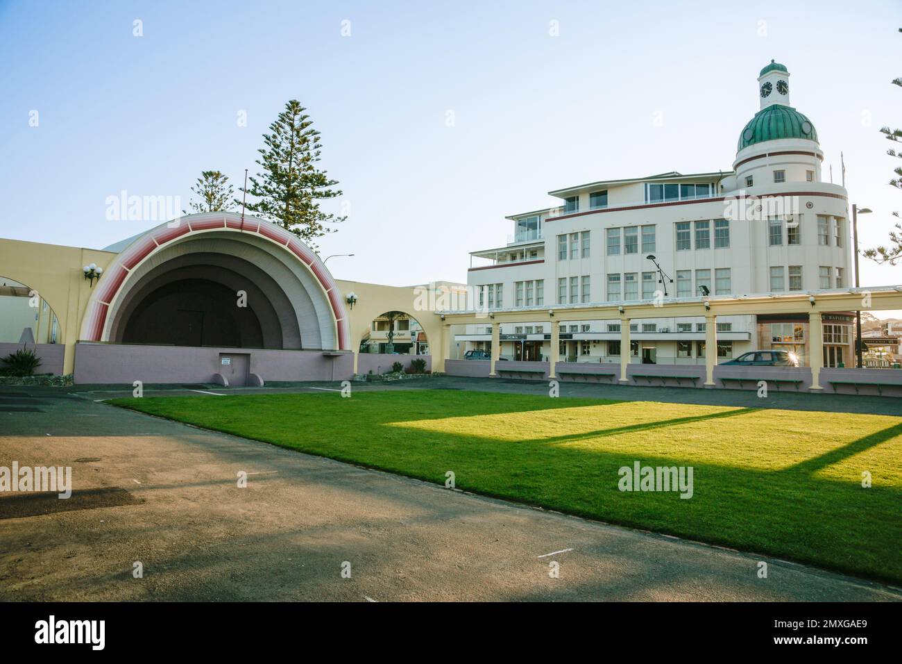 Napier New Zealand October 5 2010; Editorial-Long evening shadows ...