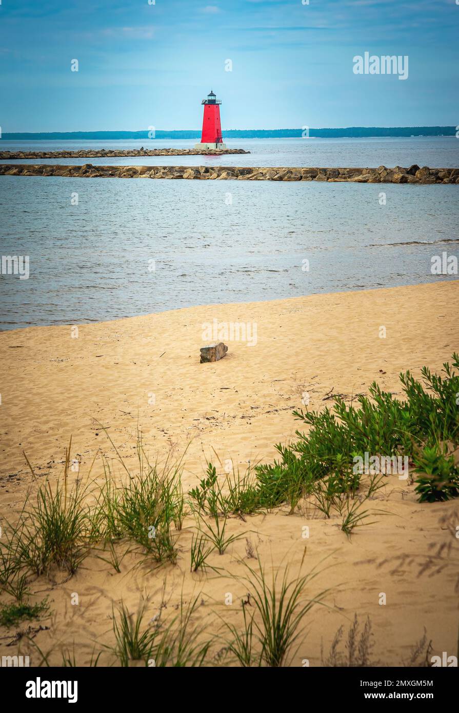 Manistque breakwater lighthouse concrete barrier to red lighthouse ...