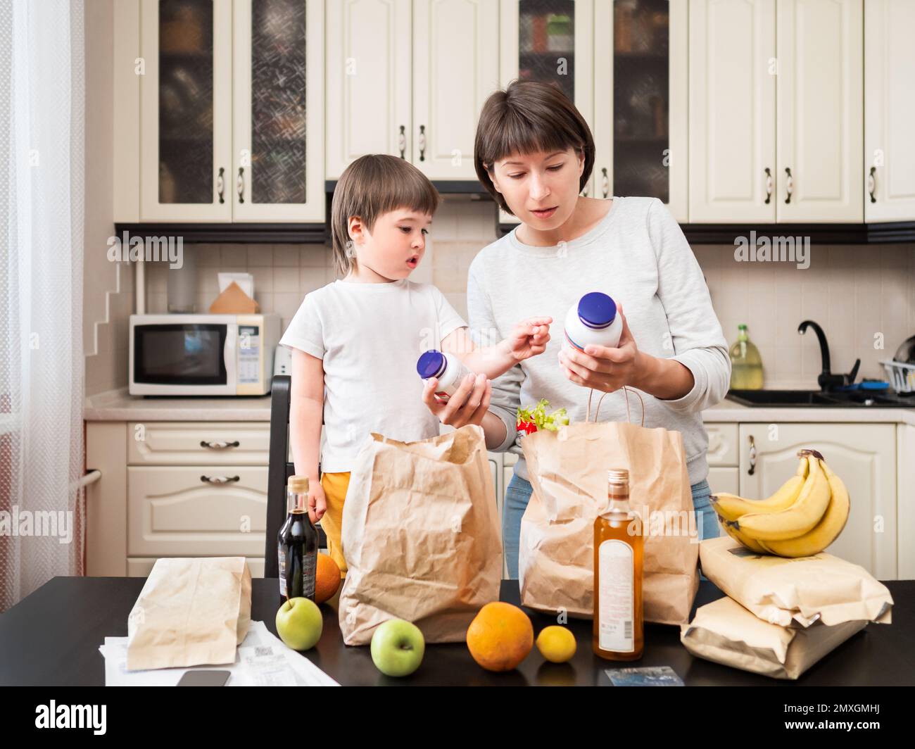 Grocery delivery boy hi-res stock photography and images - Alamy
