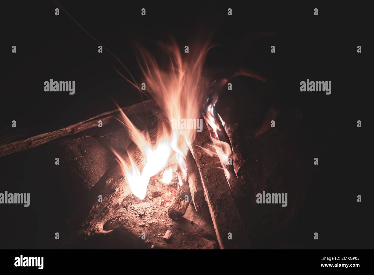 Nighttime campfire hi-res stock photography and images - Alamy