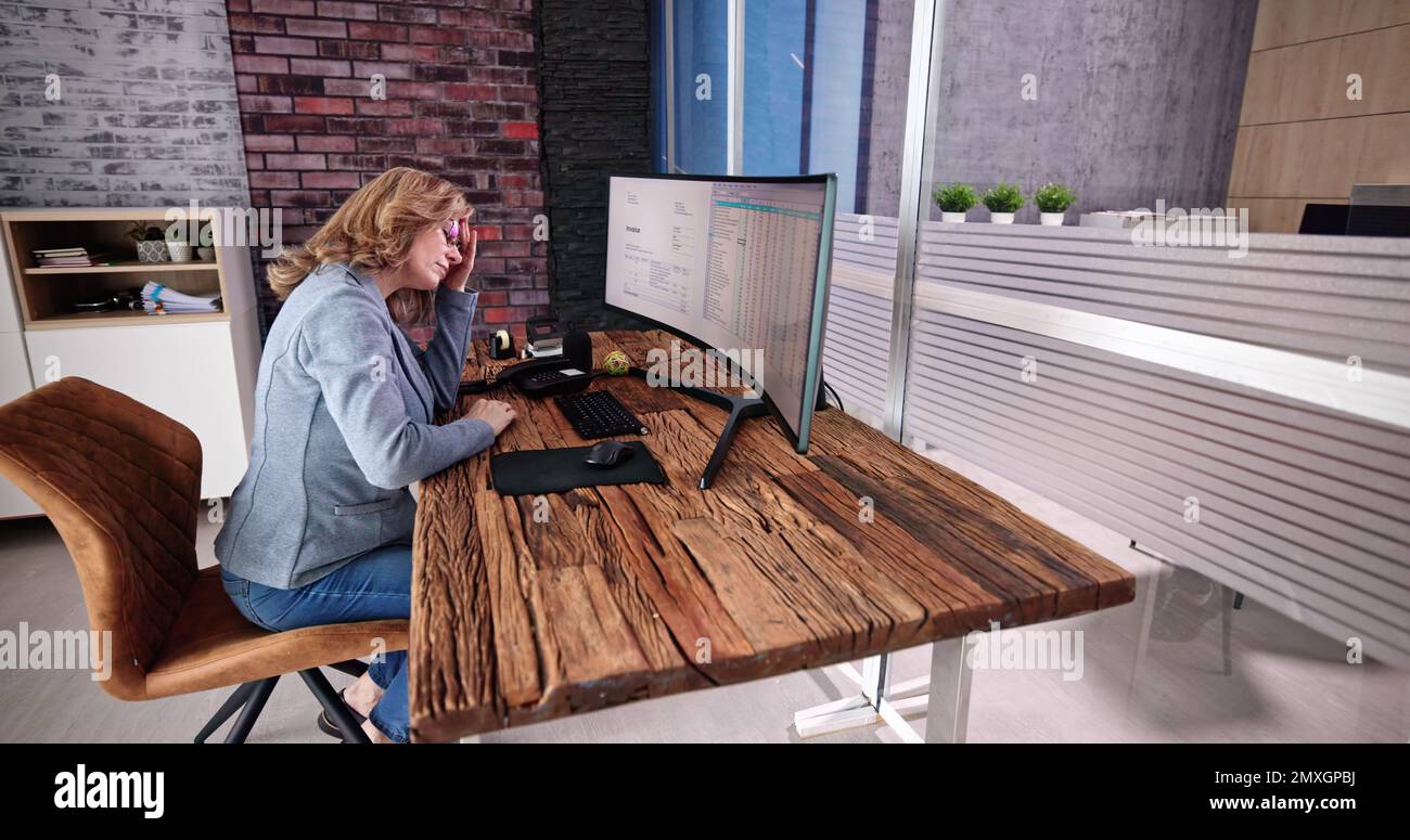 Older woman confused computer hi-res stock photography and images - Alamy