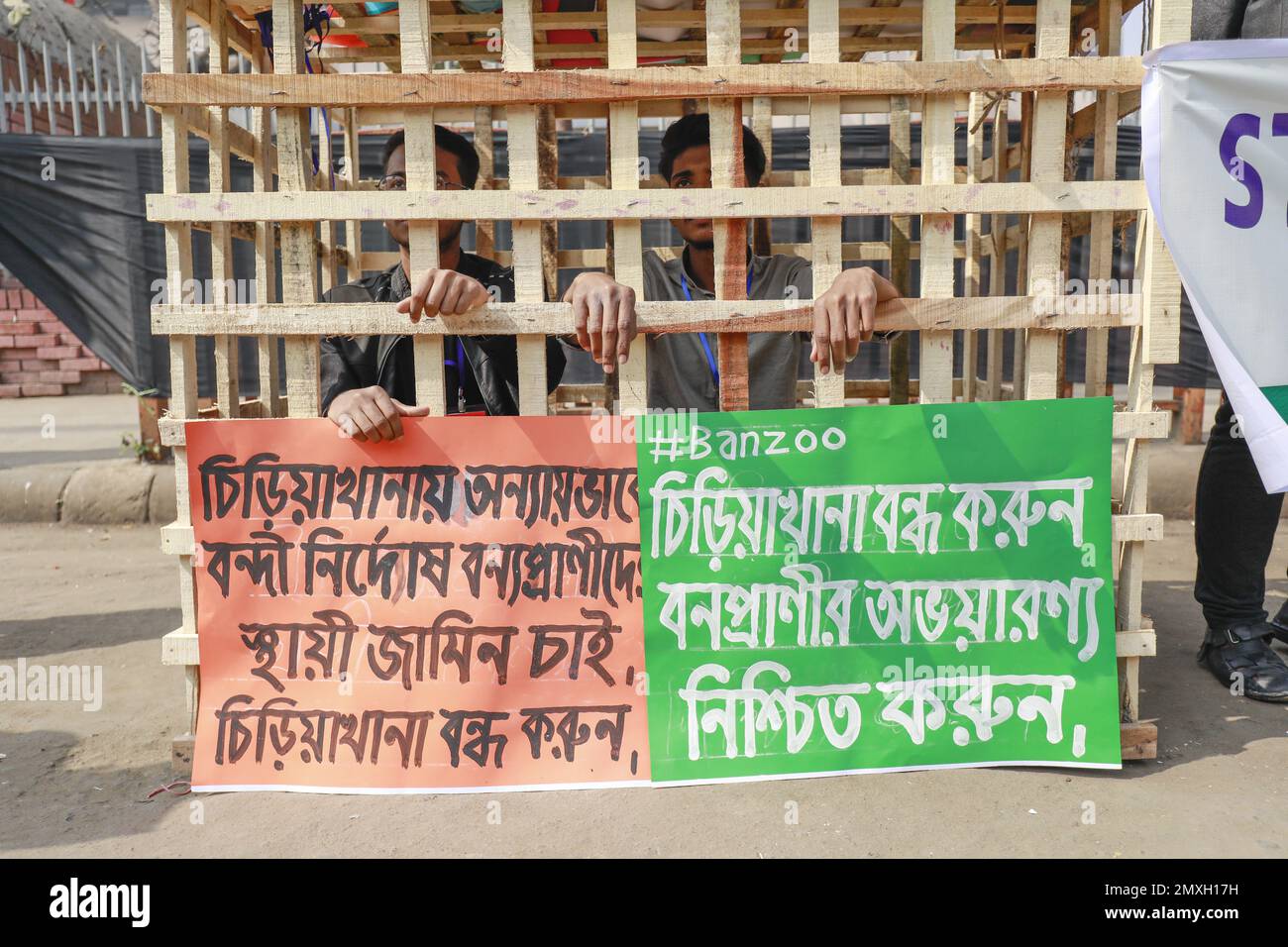 Anti zoo campaigners hi-res stock photography and images - Alamy