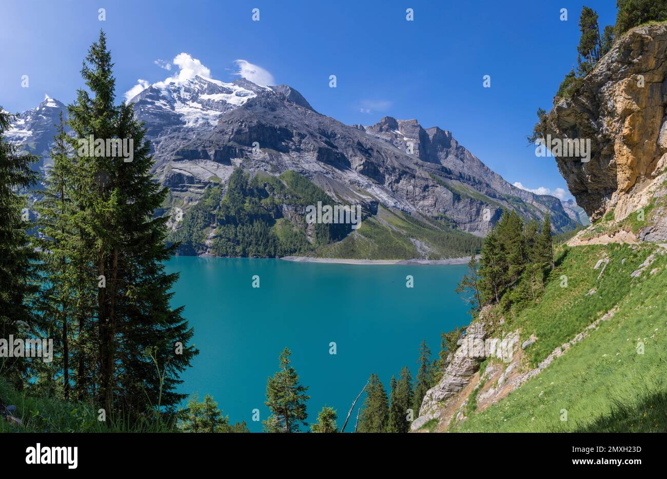The Oeschinensee lake and the peaks Doldenhorn, Frundenhorn ...