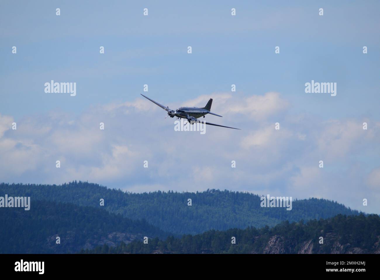An aerial view of airplane flying over dense trees Stock Photo - Alamy