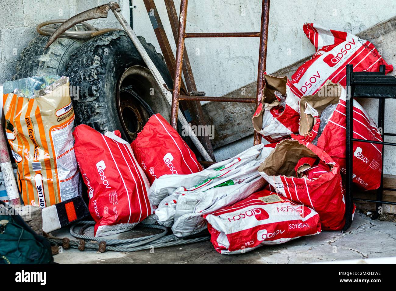 Old abandoned items in a warehouse Stock Photo - Alamy