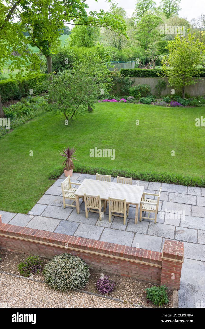 English garden garden table chairs hi-res stock photography and images ...