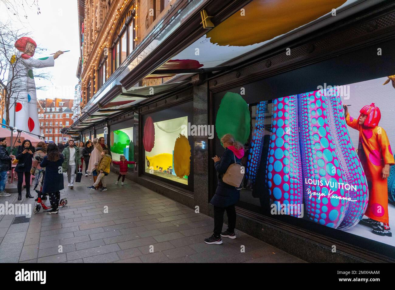 © Jeff Moore - A 50-foot statue of the Japanese artist Yayoi Kasuma ...