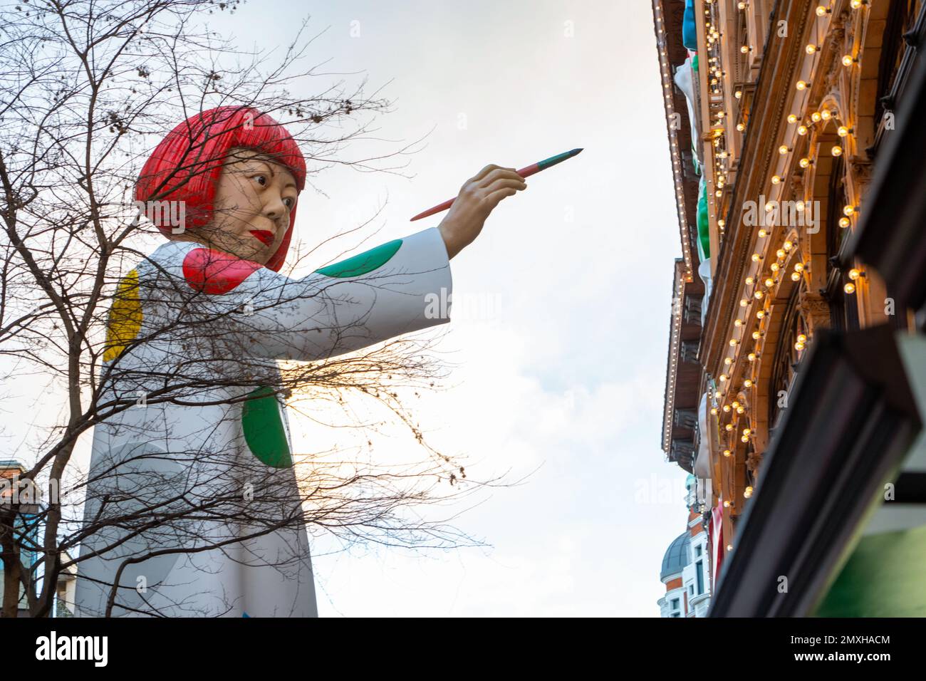 © Jeff Moore - A 50-foot statue of the Japanese artist Yayoi Kasuma ...