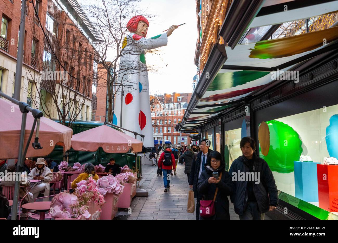 © Jeff Moore - A 50-foot statue of the Japanese artist Yayoi Kasuma ...