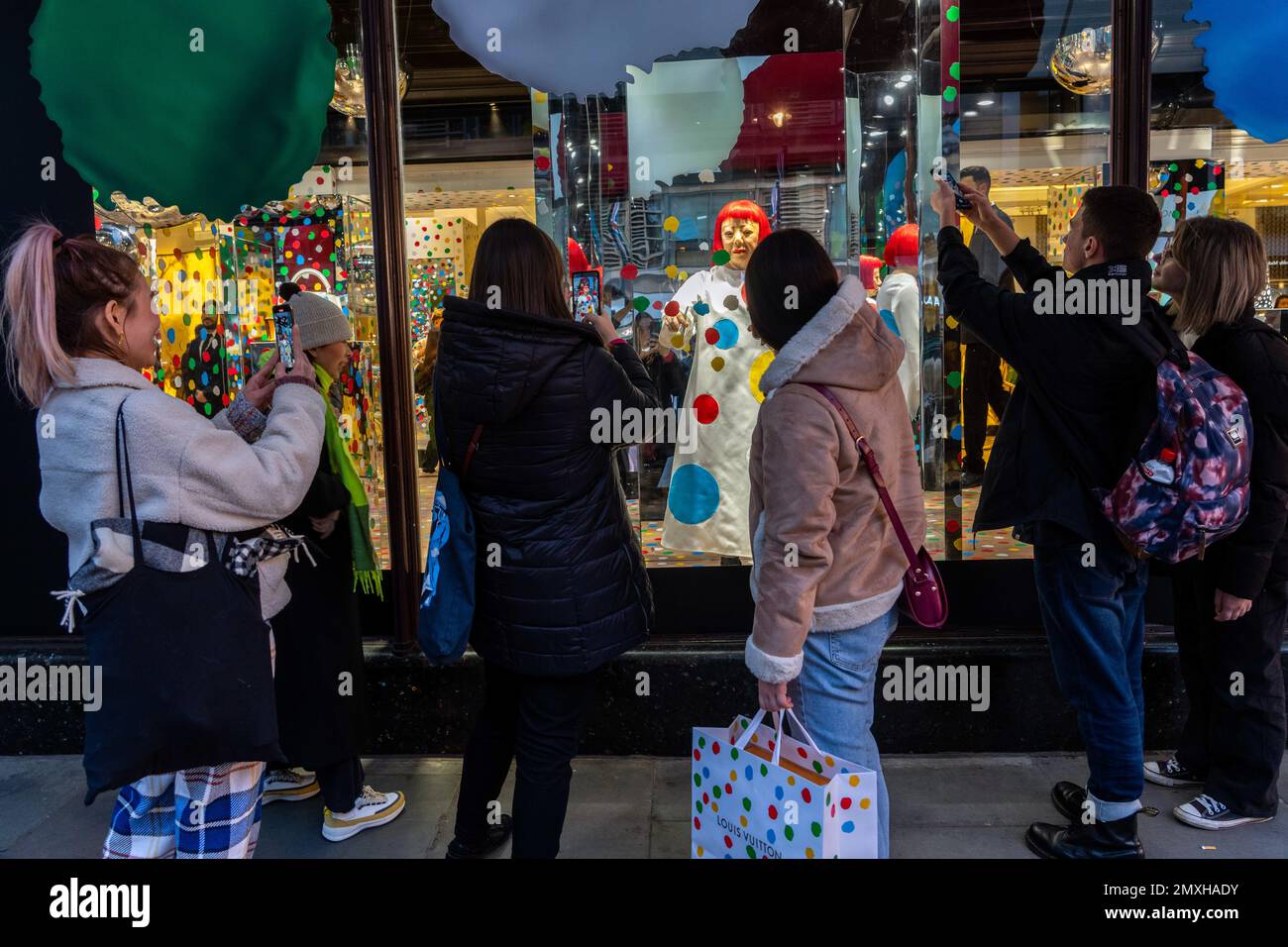 © Jeff Moore - A 50-foot statue of the Japanese artist Yayoi Kasuma ...
