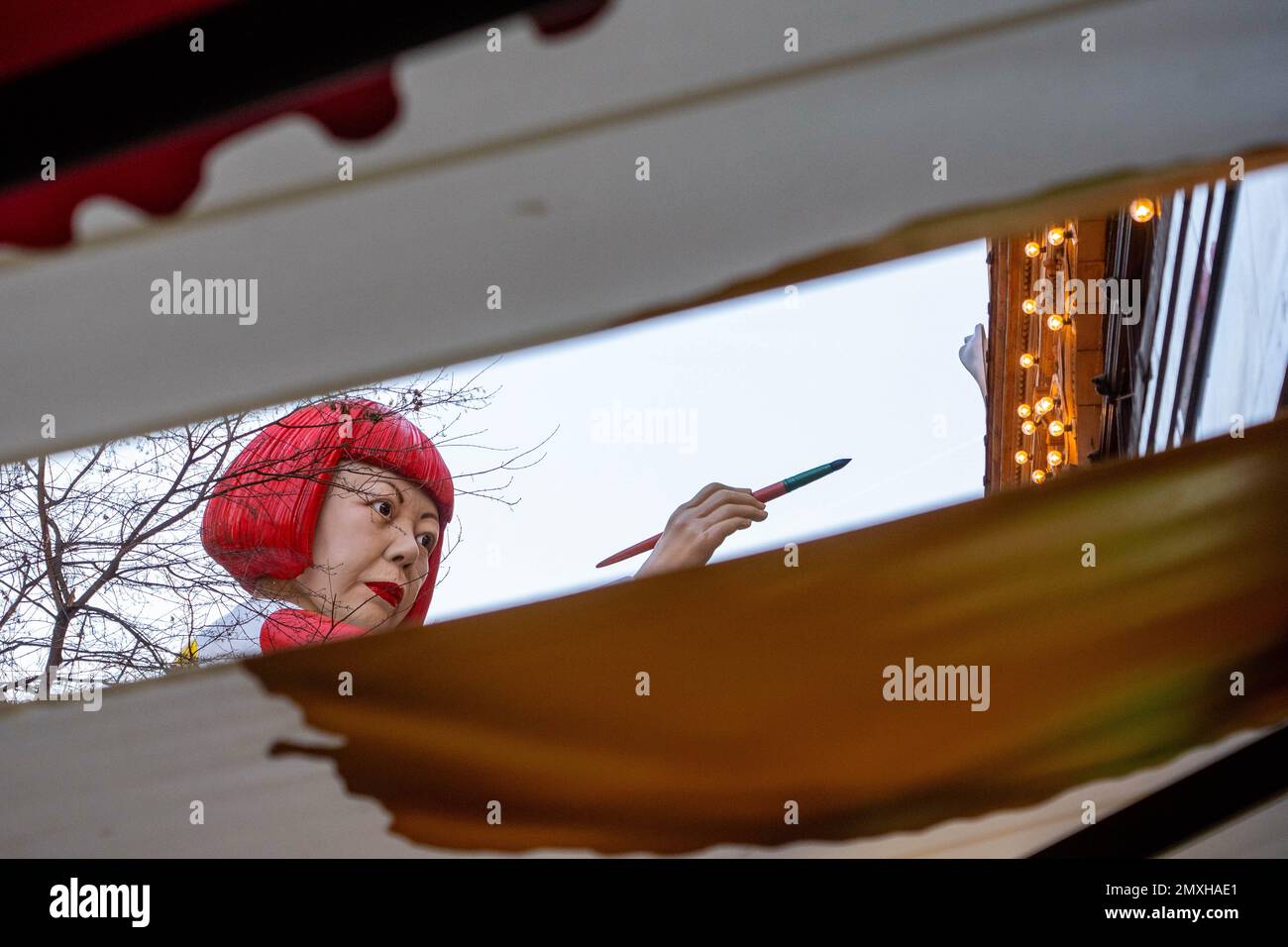 © Jeff Moore - A 50-foot statue of the Japanese artist Yayoi Kasuma ...