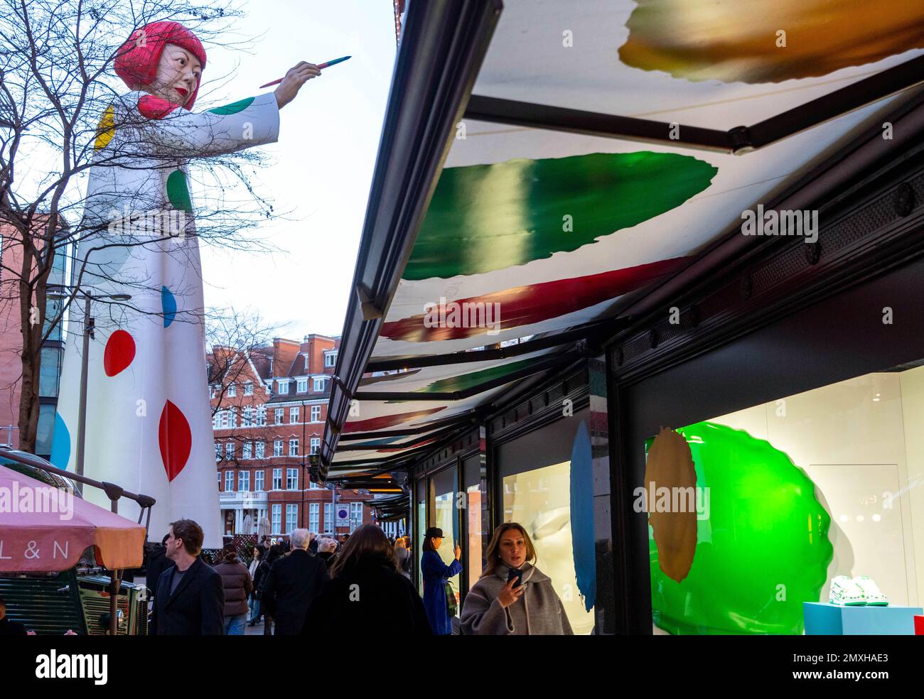 © Jeff Moore - A 50-foot statue of the Japanese artist Yayoi Kasuma ...