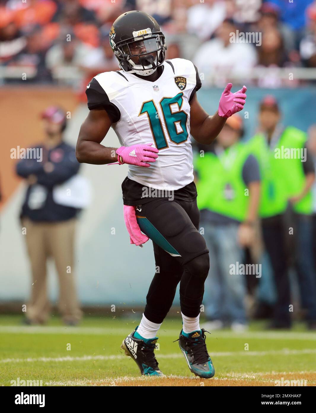 Jacksonville Jaguars running back Denard Robinson (16) runs down field ...